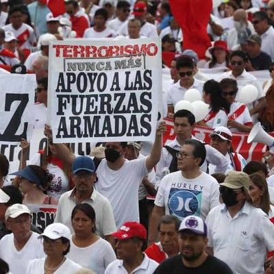 Peruanos marcharon para pedir un alto a la violencia tras la destitución de Pedro Castillo ...